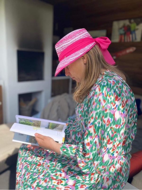 Roze hoed met bijpassende roze lint | Jacqueloot hoedenwinkel