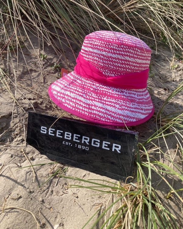 Roze hoed met bijpassende roze lint | Jacqueloot hoedenwinkel